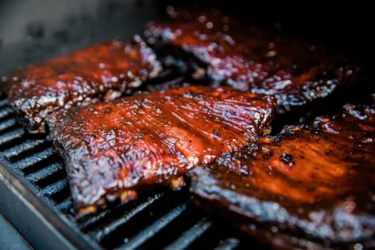 How to Make 3-2-1 Ribs on a Traeger Pellet Grill - Mad Backyard